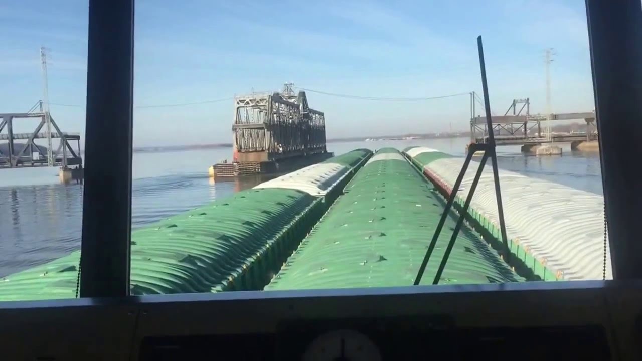 Fort Madison, Iowa turntable bridge southbound - YouTube