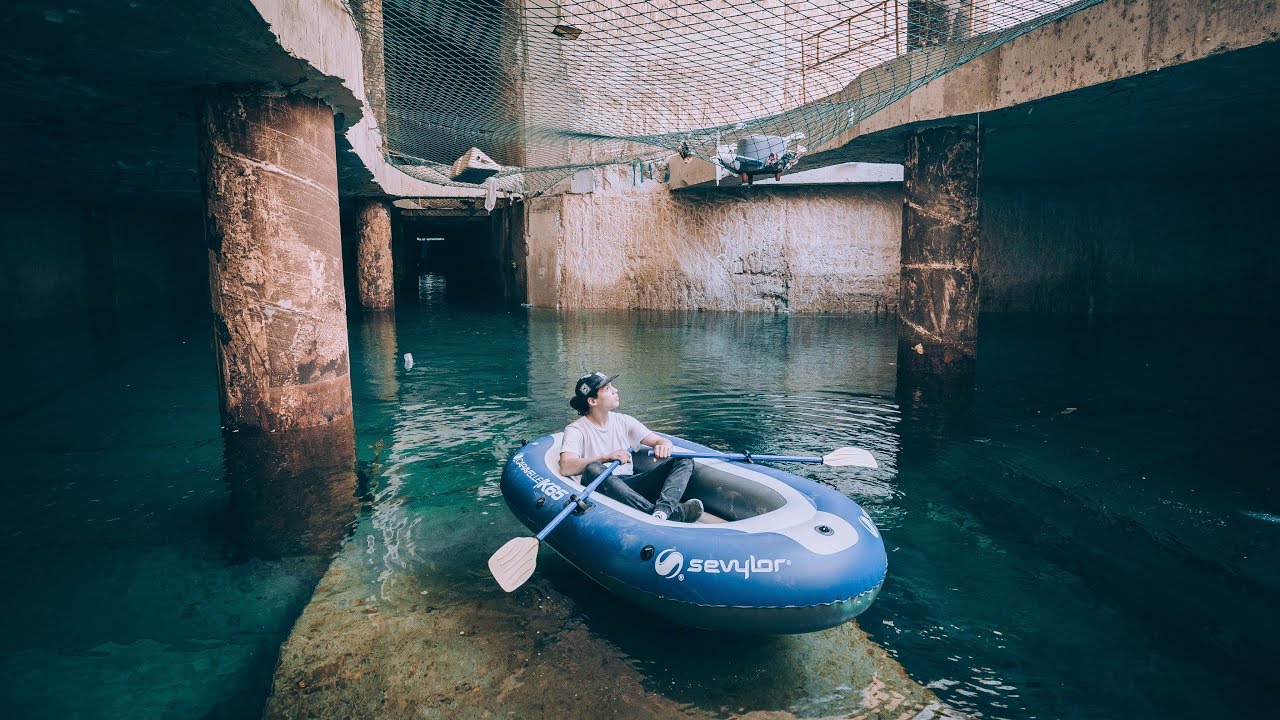 NAVEGANDO por el METRO INUNDADO de VALENCIA con una BARCA - YouTube