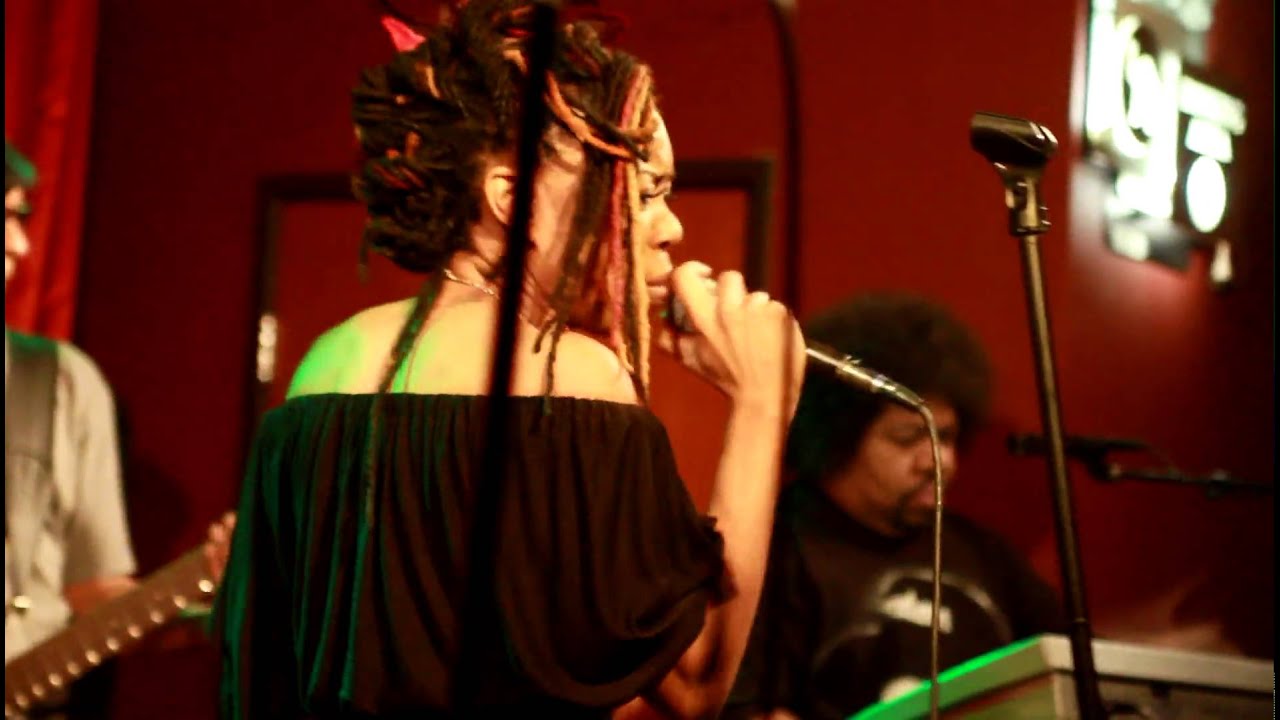 :Tena Jones Live at El's Doing It Big Showcase - YouTube