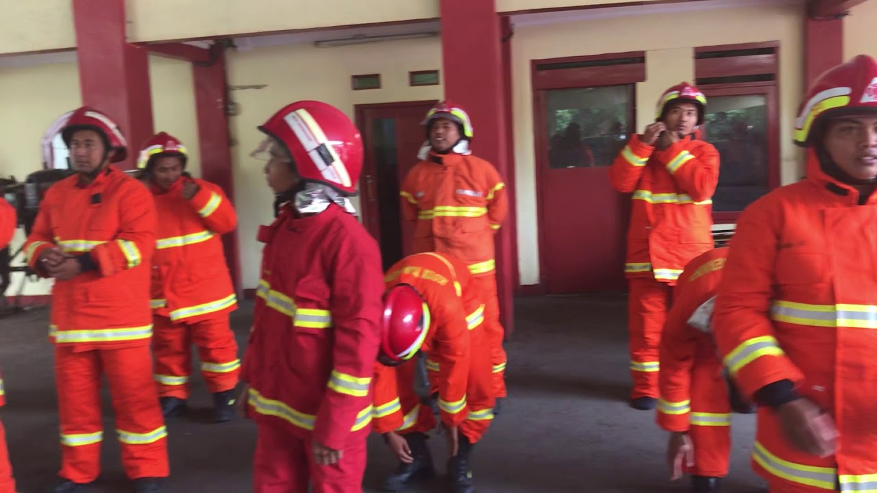 Ketangkasan Menggunakan APD Damkar - YouTube