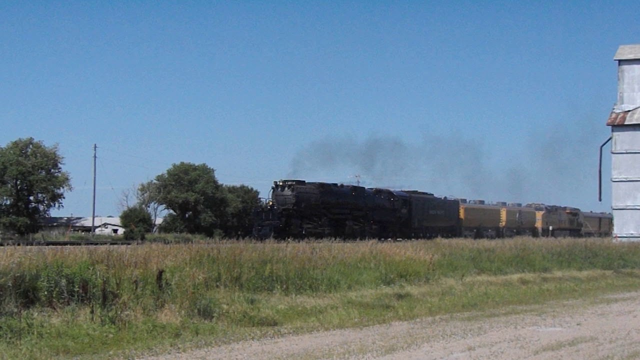 Union Pacific 4014 going through Willow Island, Nebraska - YouTube