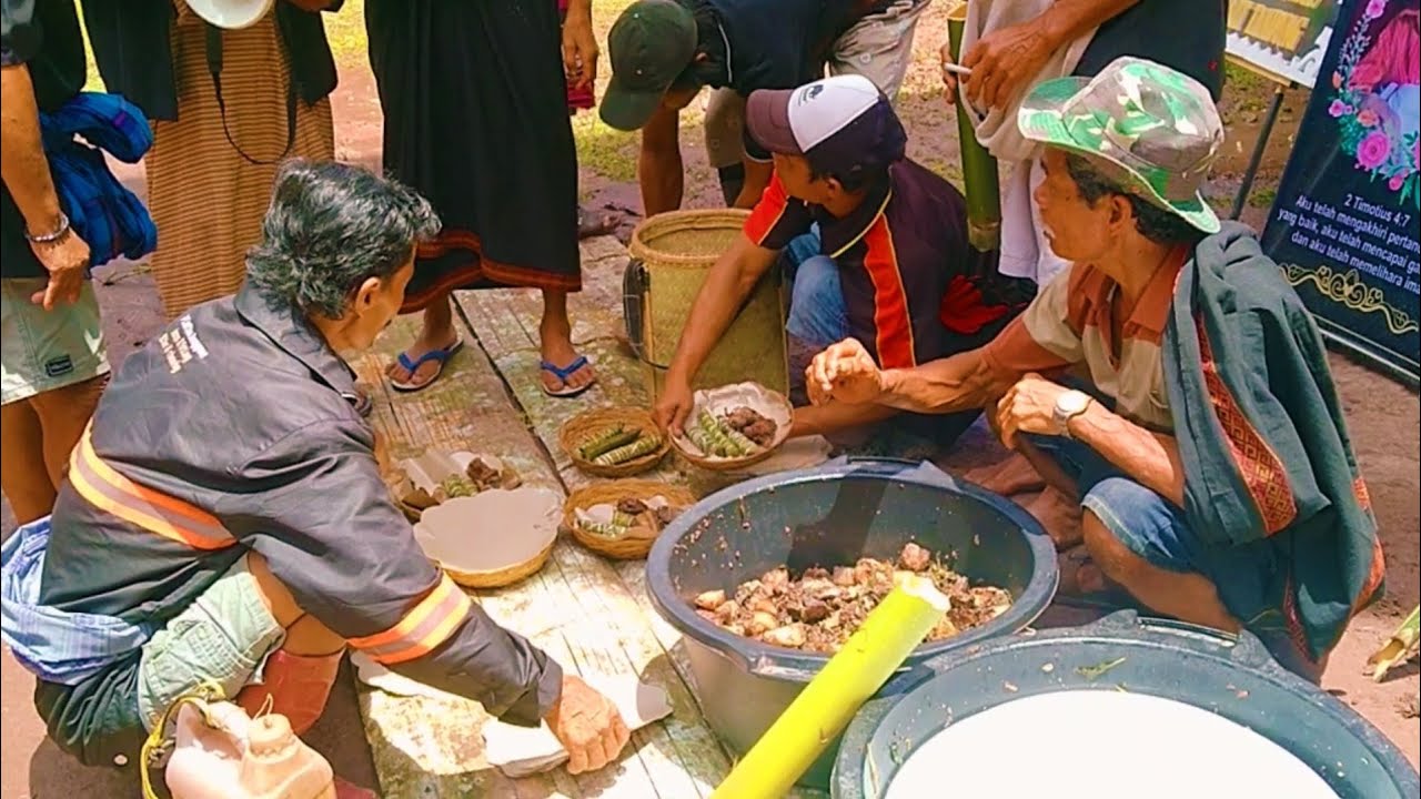 Pembagian jatah daging, tradisi adat Tandung Nanggala upacara adat ...