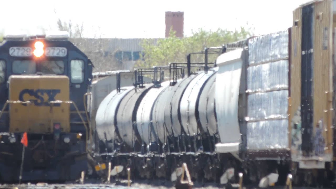 Ex-Conrail (Now CSX) #7335 And CSX #9044 Chill Out With The CSX ...