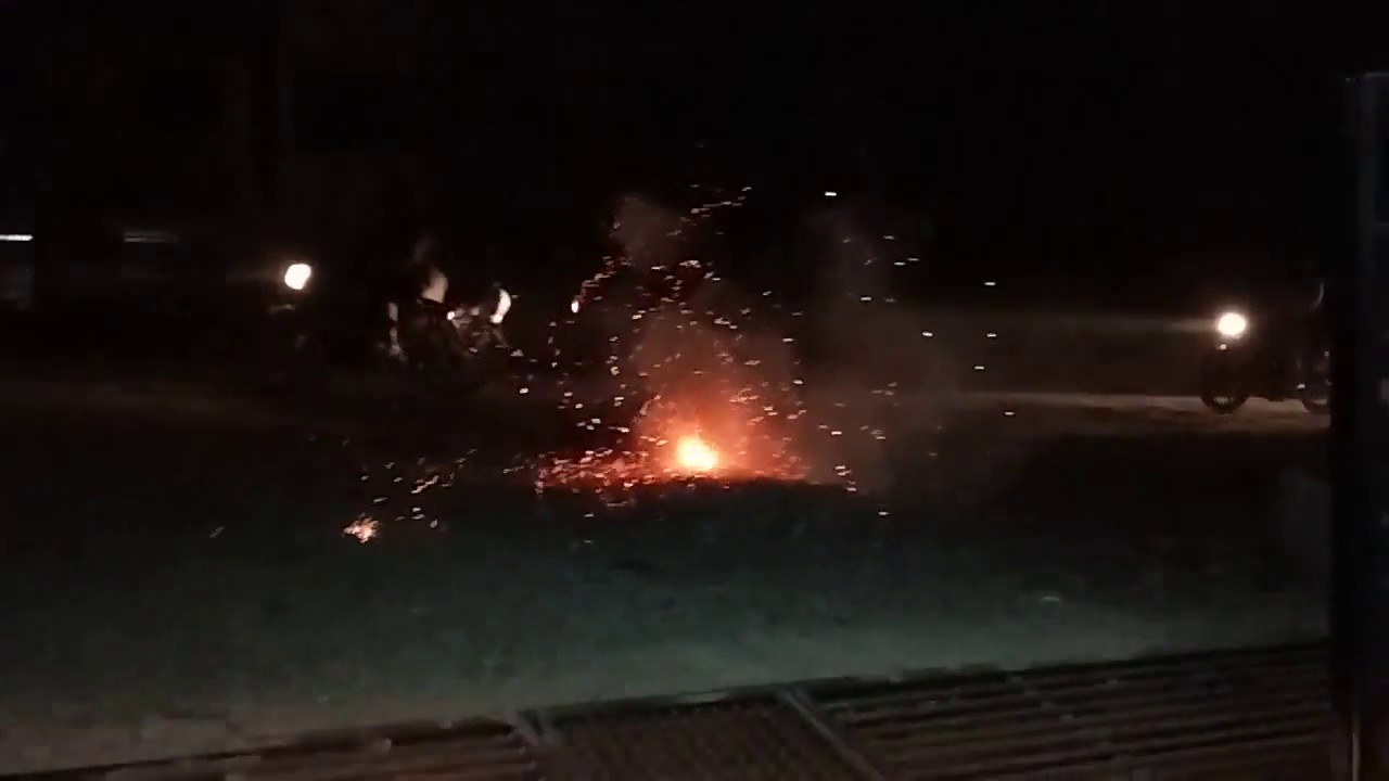 slow motion video of 1000 wala cracker burst - YouTube