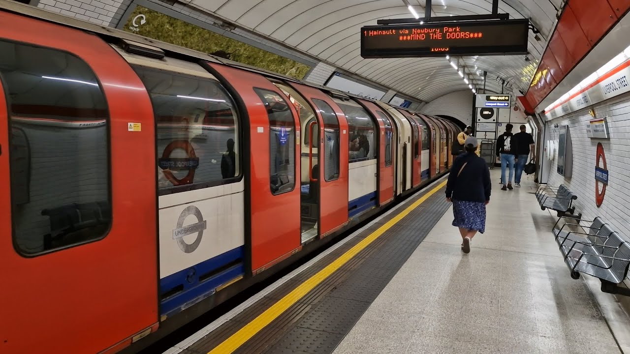 Central Line 1992 Stock Train At Liverpool Street Station - London ...