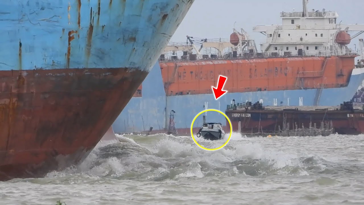Incredible Bow Waves of a Giant Maersk Container Ship! - YouTube