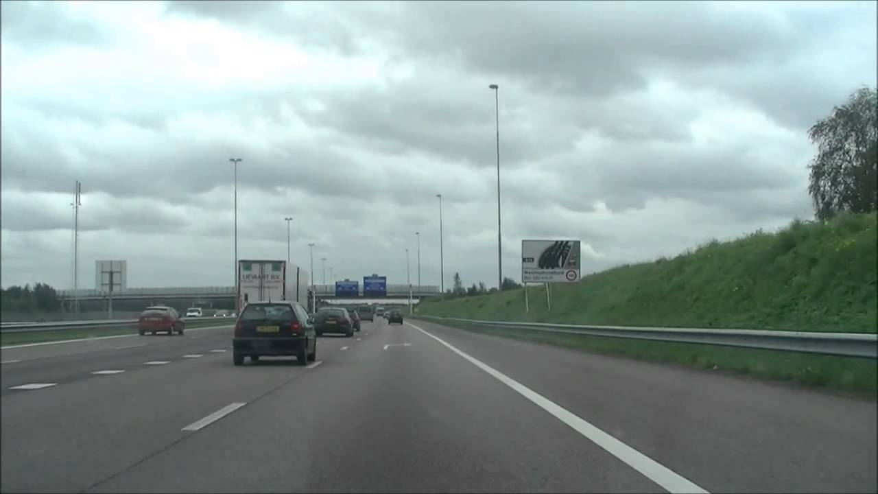 Rechts inhalen via uitvoegstrook - YouTube