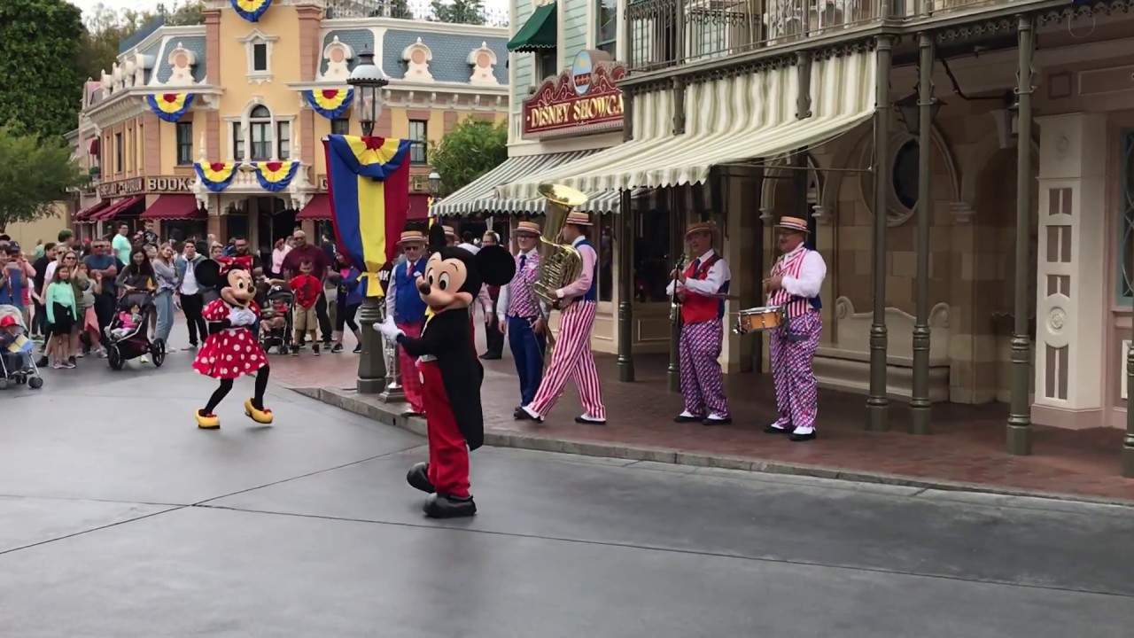 Mickey and Minnie dancing at Disneyland - YouTube