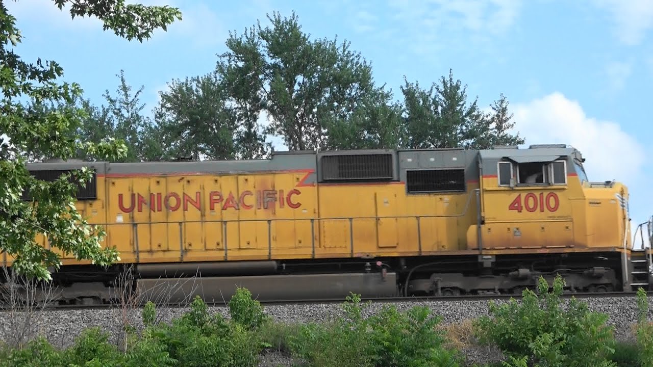 UP 4010 w/ BNSF ACe Leads Freight, Galesburg, IL - YouTube