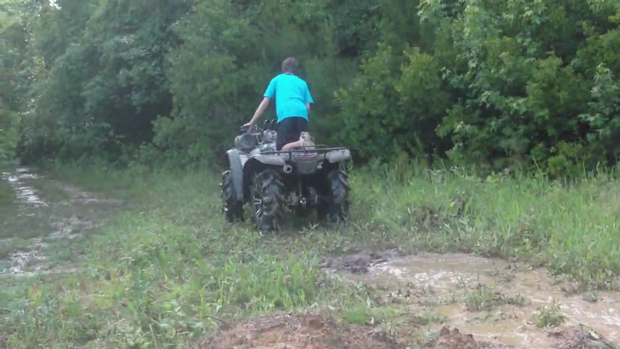 HONDA RANCHER 420 MUDDING - YouTube