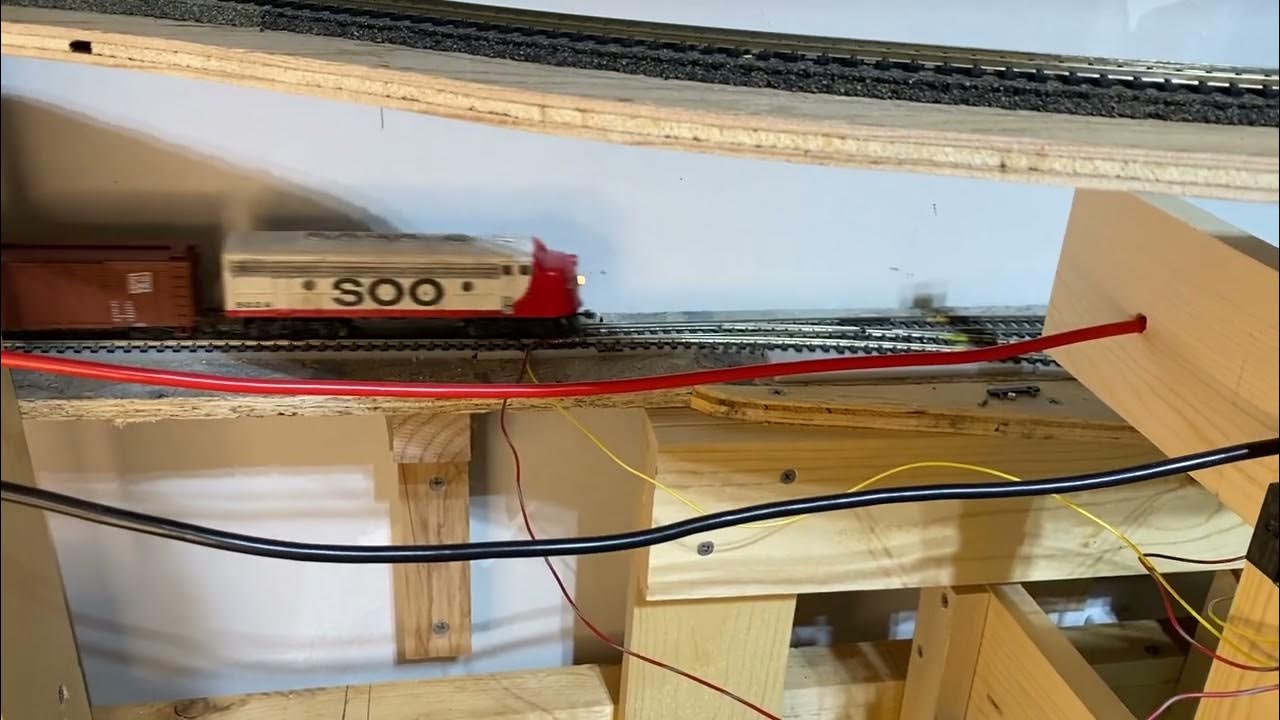 Digitrax AR1 auto reverse loop. - YouTube