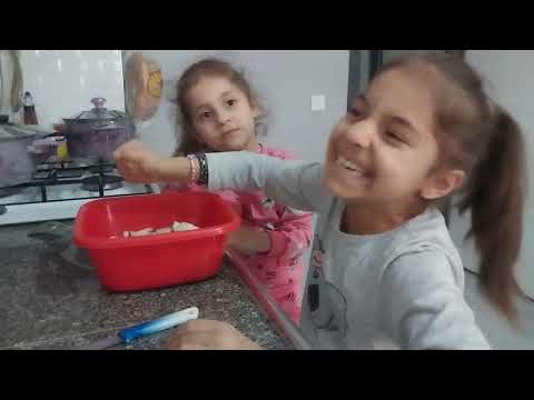 Azra ve mira annesi uyurken salata yaptı,masayı hazırladı.#kesfetteyiz #aboneollütfen #keşfetedüş