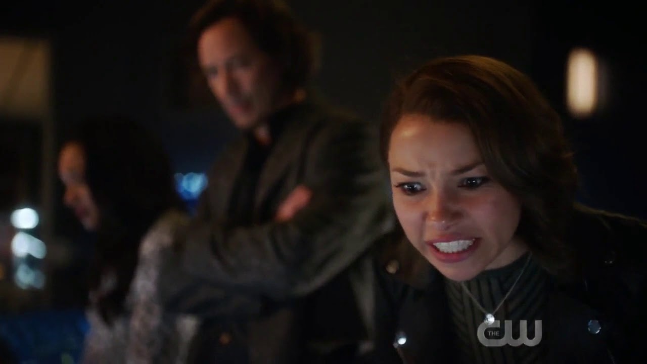 Ralph stops the mirror gun [Flash 5x22] - YouTube