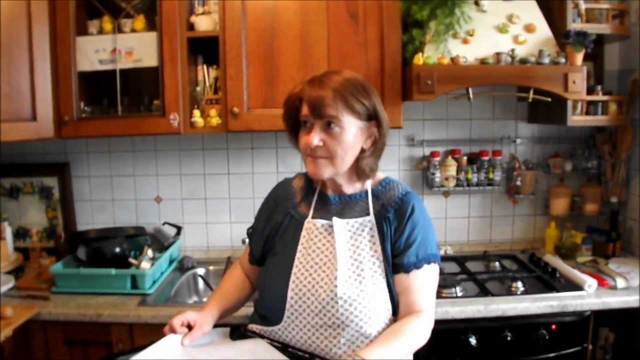 donna italiana felice che cucina - Happy italian woman cooks - YouTube
