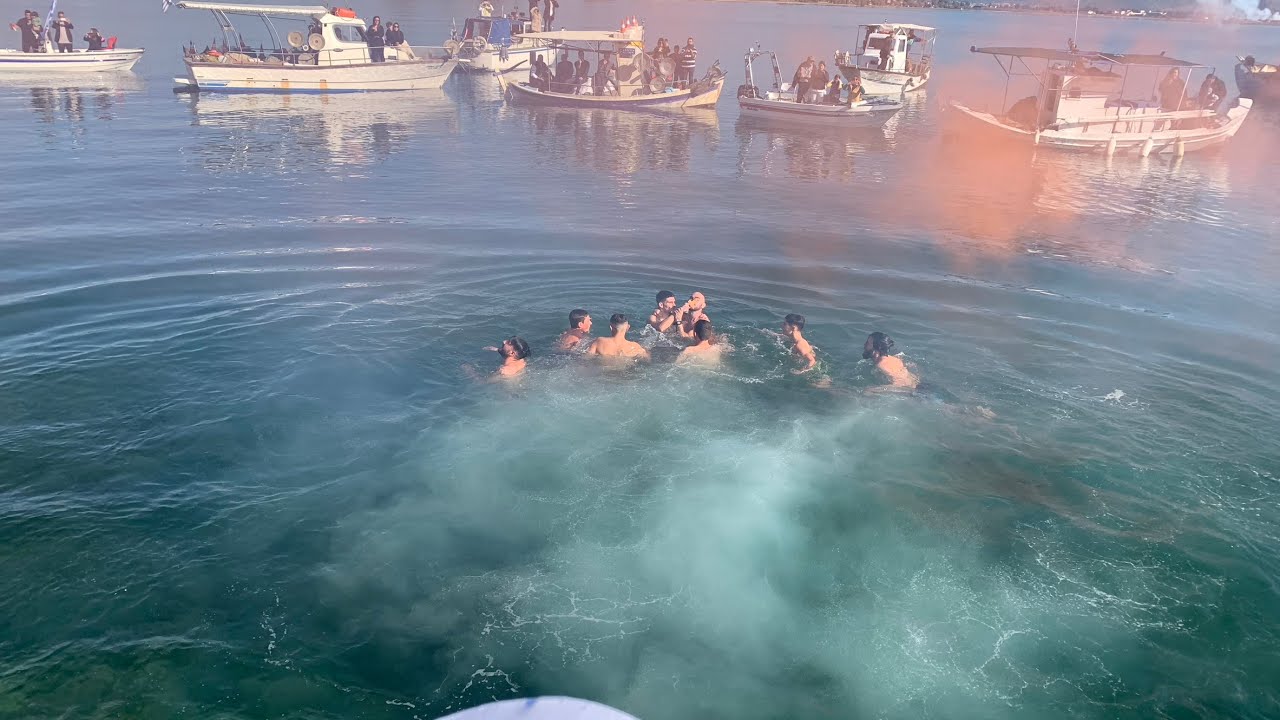 Ο αγιασμός των υδάτων και η κατάδυση του Τιμίου Σταυρού στη Νέα Κίο ...