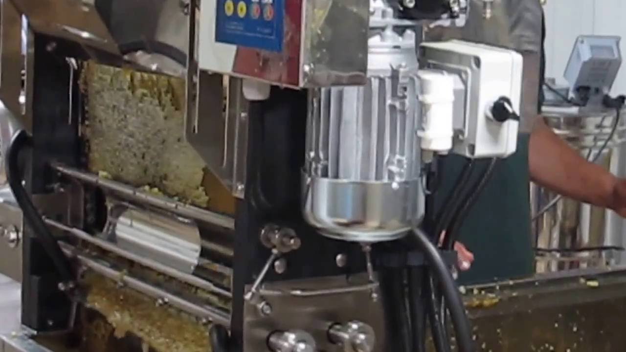 2016 Uncapping using LYSON W2096000Z Uncapper and Tank - YouTube