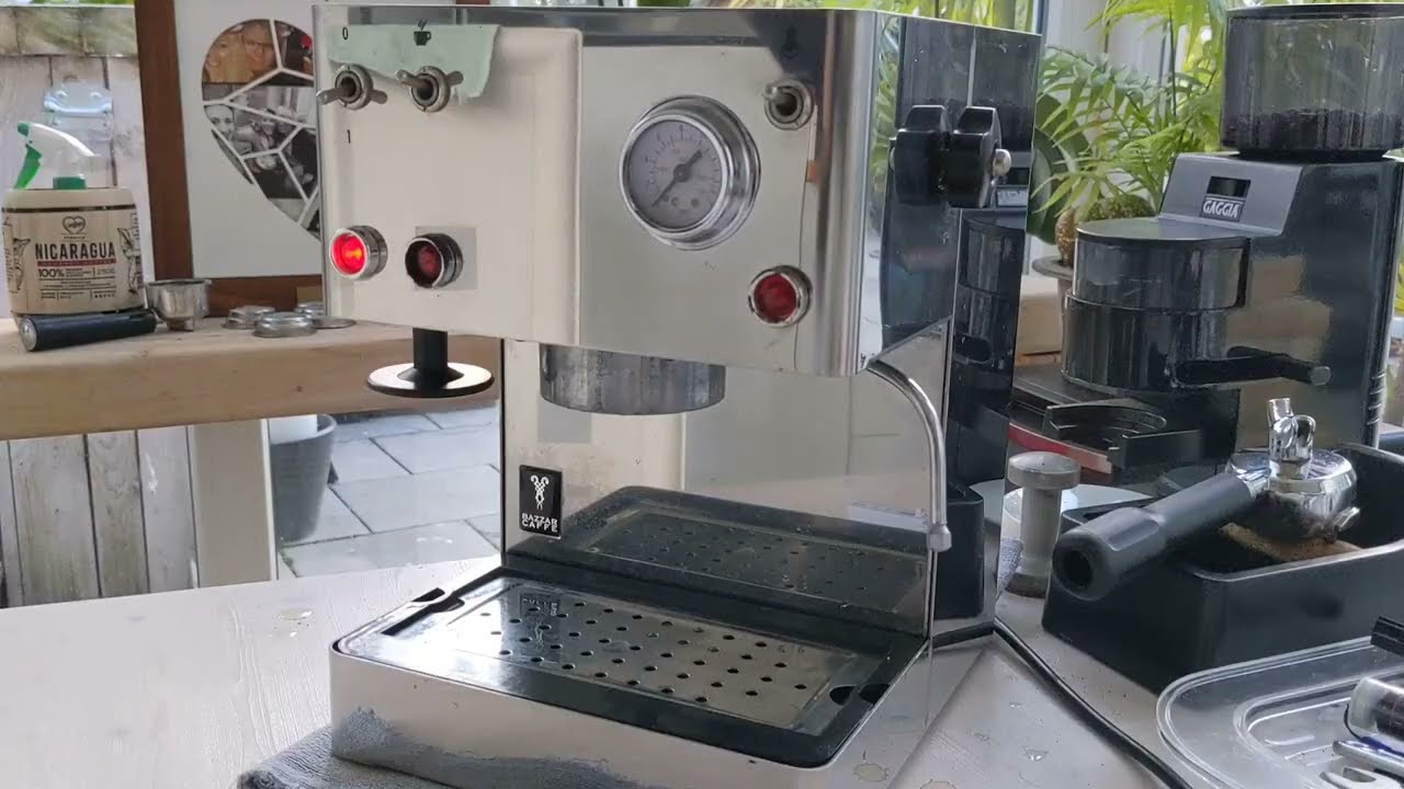 Isomac Giada Bazzar A2 Testkaffee nach Überdruck Ventil Reinigung - YouTube