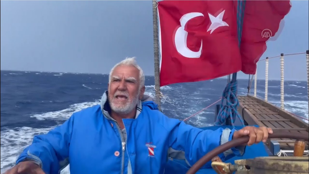 Mavi suların derinliklerinde sünger avcılığı - YouTube