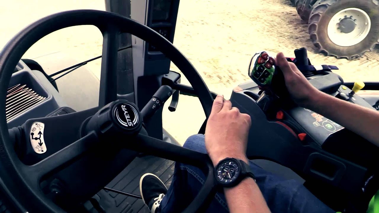 ATH 2014: Trekker rijden tijdens AgroTechniek Holland - YouTube