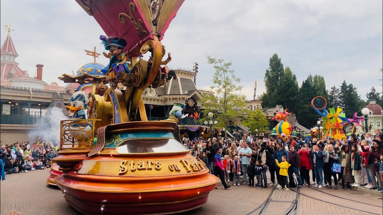 Disneyland Paris•Stars on Parade - YouTube