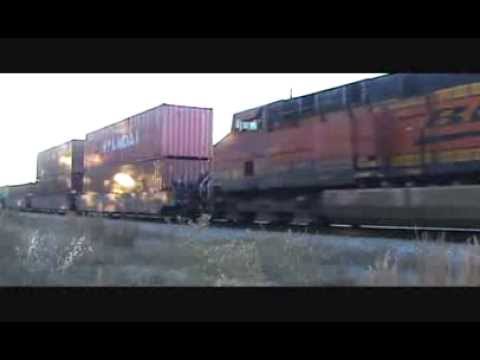 BNSF 5515 leads CSX Q181-14 in Fairburn, GA - YouTube