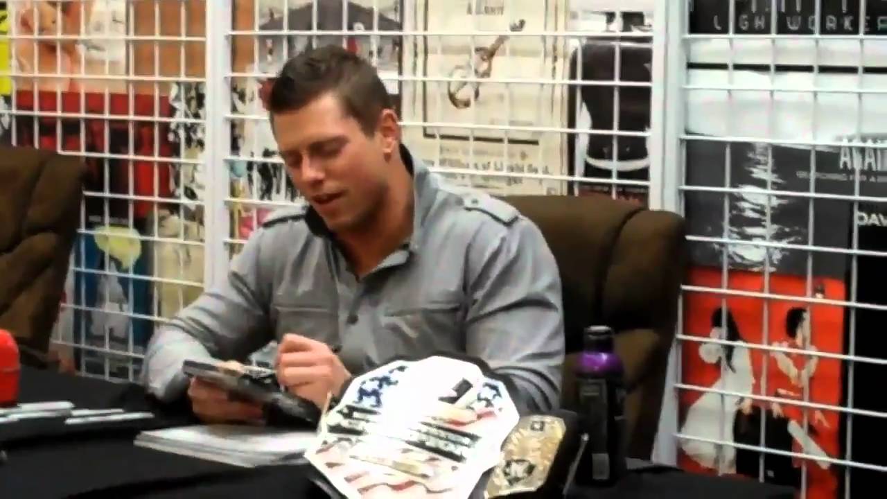 WWE's THE MIZ at an autograph signing in St. Charles,MO 9/18 - YouTube