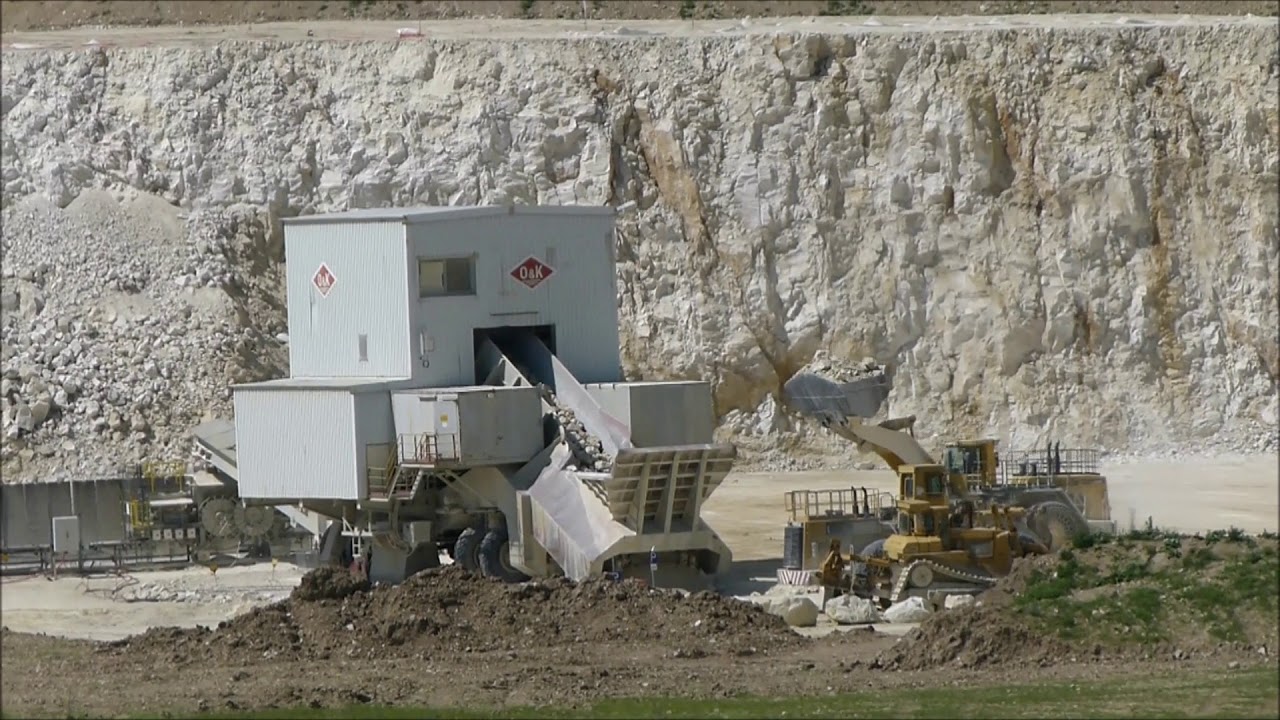 Massive Komatsu WA800 loads huge O&K mobile crusher - YouTube