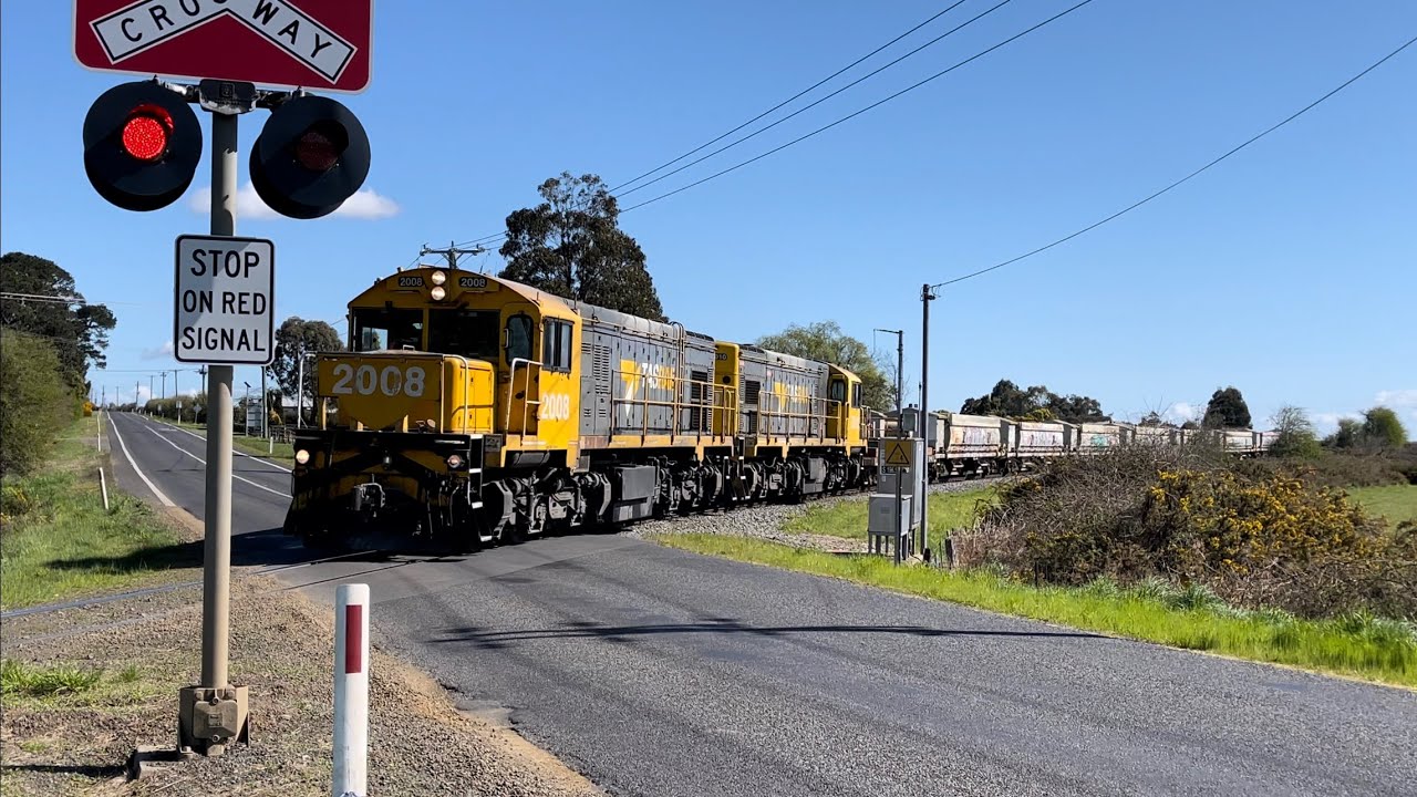 TasRail 2008 2010 #7XS empty Ballast train crossing Evandale Road - YouTube