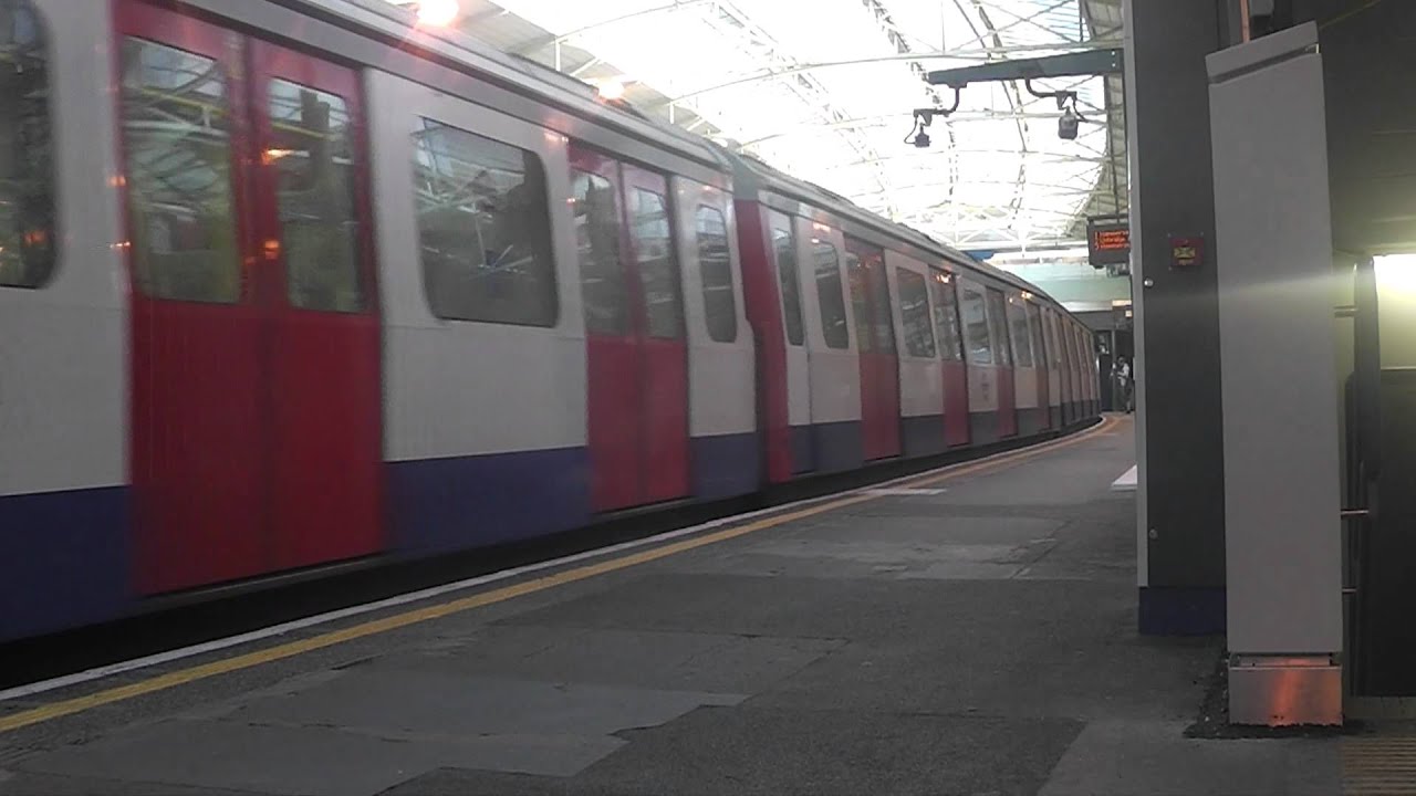 London Underground C69 Stock 5572+5533 arrive into Farringdon. - YouTube