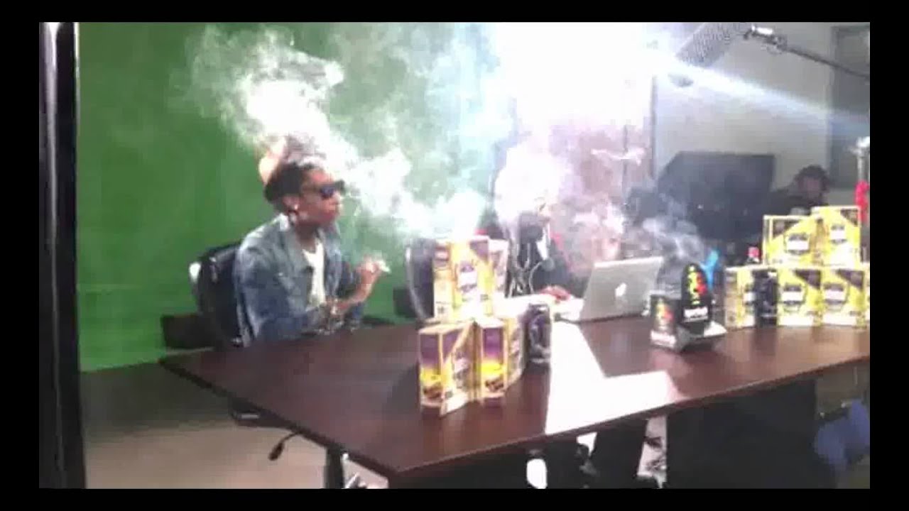 Snoop Dogg and Wiz Khalifa smoking weed on the GGN shoot - YouTube