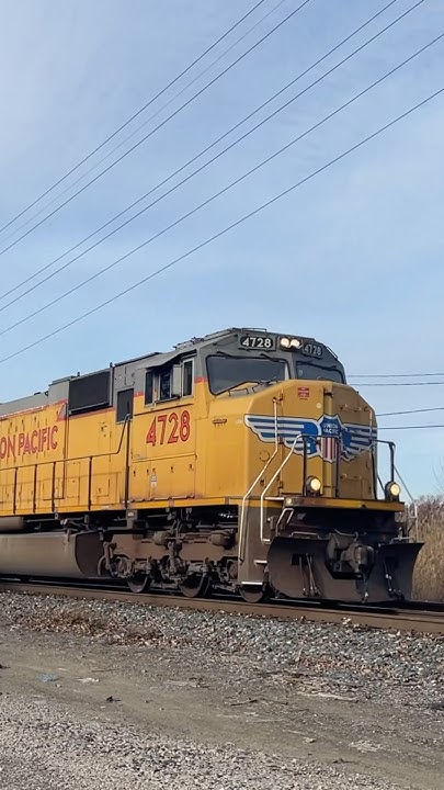UP SD70M leads CPKC 734! #shorts #trains #unionpacific #cpkc - YouTube