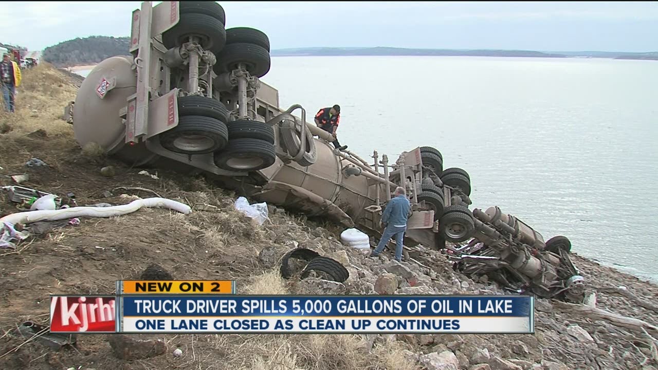 Tanker spills 5,000 gallons of crude oil into Keystone Lake - YouTube