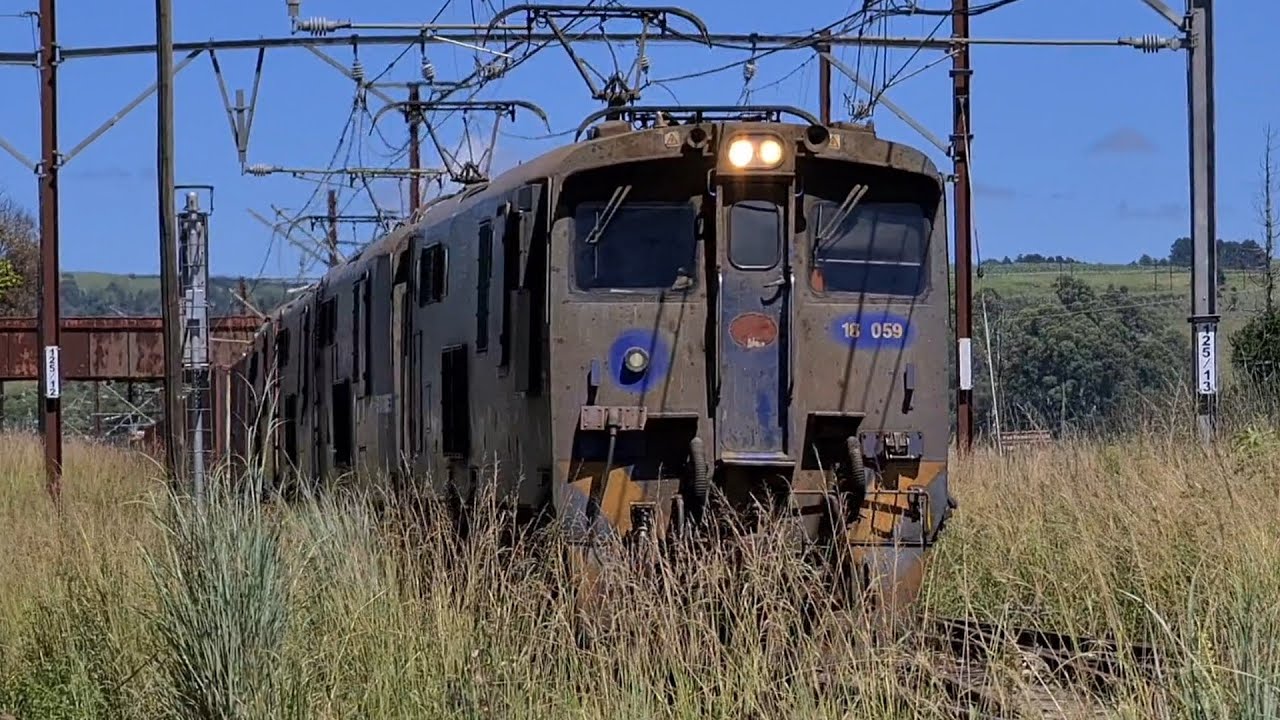 Spoornet/Transnet class 18E locomotives at Balgowan station heading ...