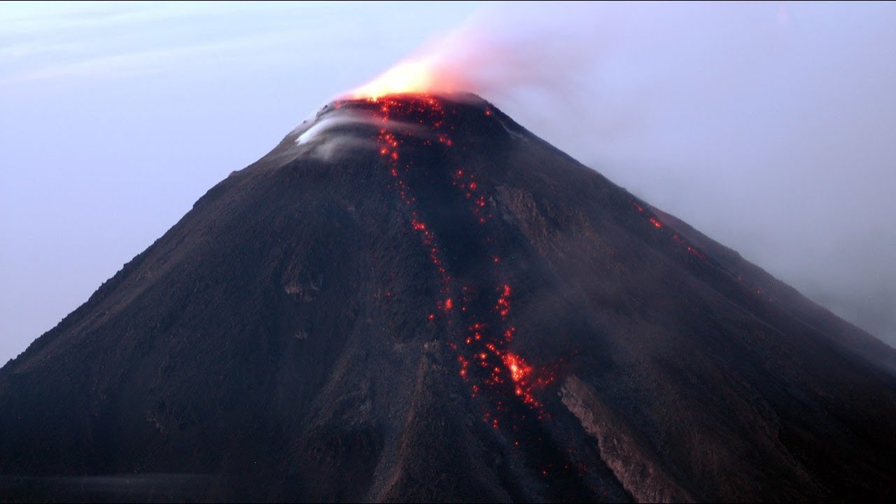 Mexican volcano erupts, spewing columns of gas and rocks - YouTube