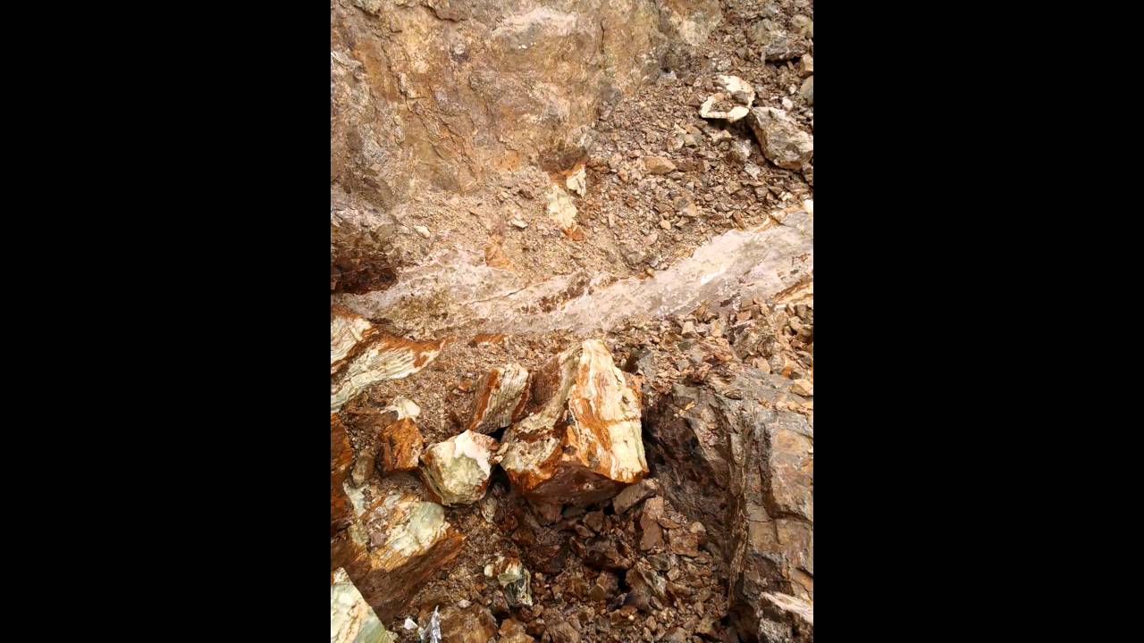 Green Onyx mining - YouTube