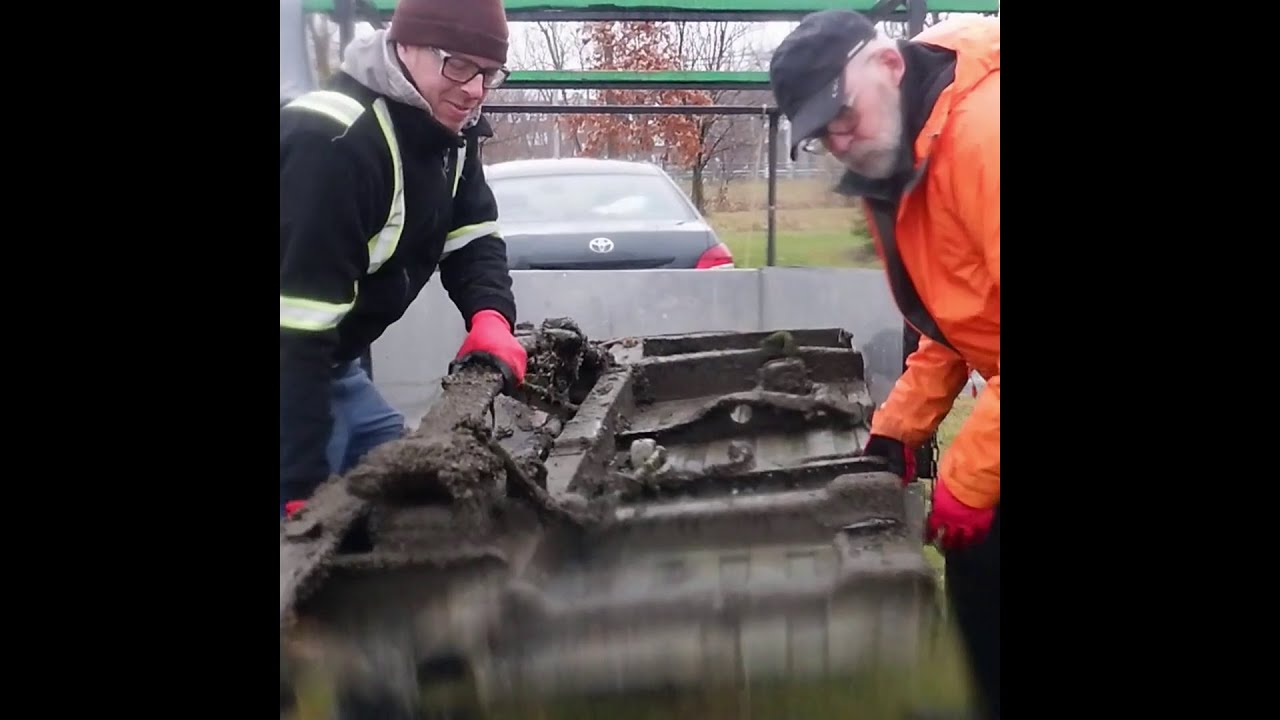 Vigile Verte - Récupération d'une pièce de véhicule dans le petit ...