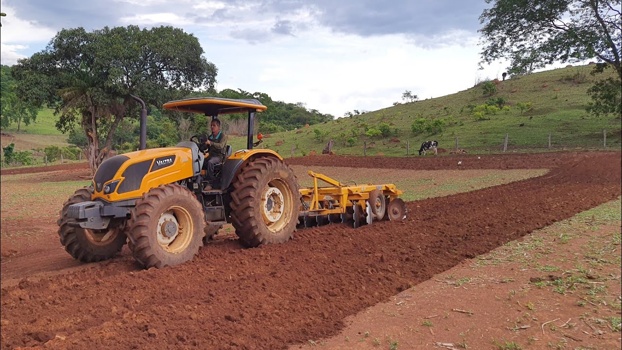 Trator Valtra a950r gradeando a terra com a grade tatu de 14x28 - YouTube