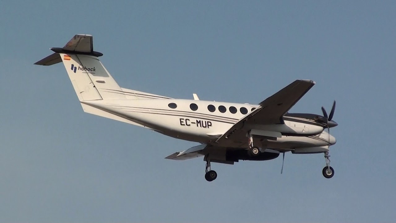 Urgemer Canarias Beech 200 King Air EC-MUP Landing Malaga LEMG - YouTube