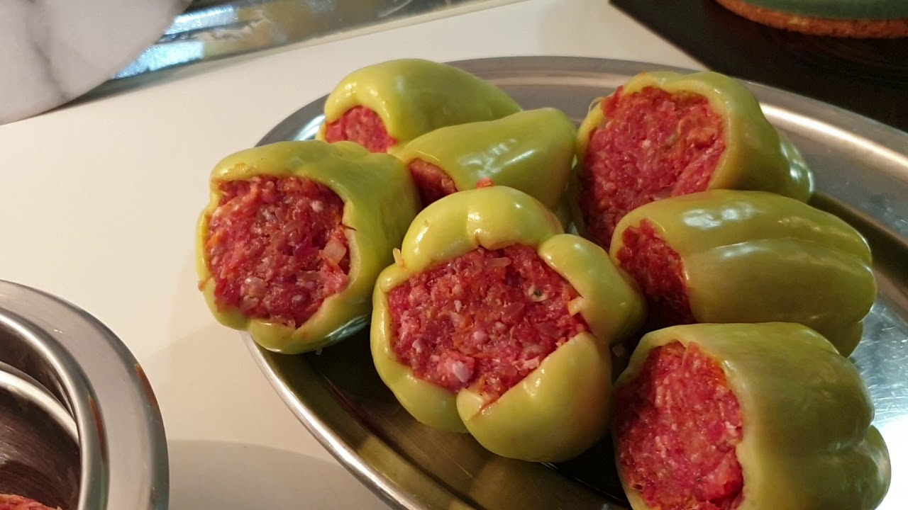 Punjena(filana) paprika/Gefüllte Paprika mit Hackfleisch/ - YouTube