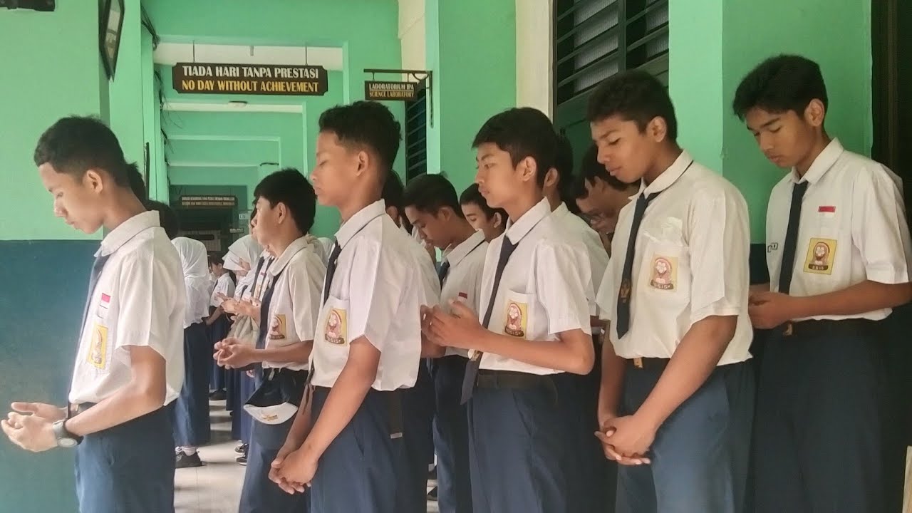 SMP NEGERI 137 JAKARTA sedang live sekarang! Upacara Hari Pahlawan ...