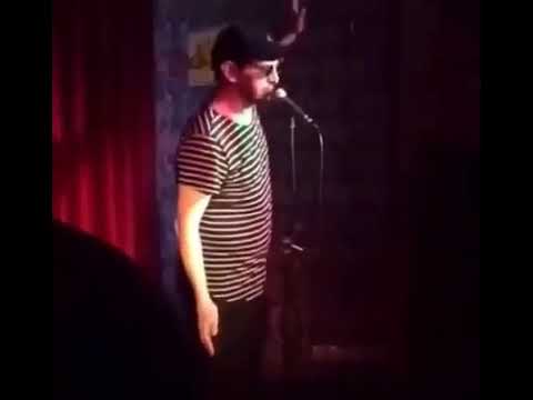 Qara delfin mahnısının oxuyan müğəni.