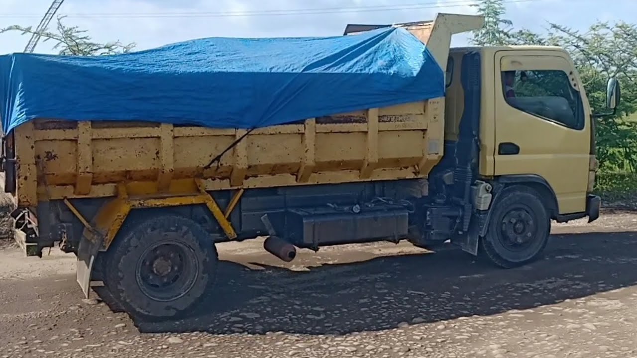 Mobil Dump Truk Pasir Melintas Dijalan Isi Full Bak - YouTube