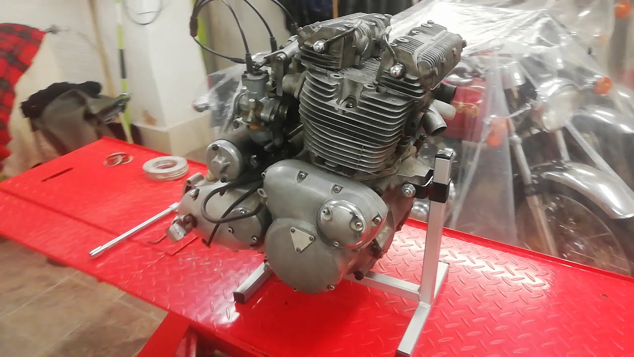 Triumph Trident T160 Engine Rebuild. Part 1 Removing the cylinder head ...