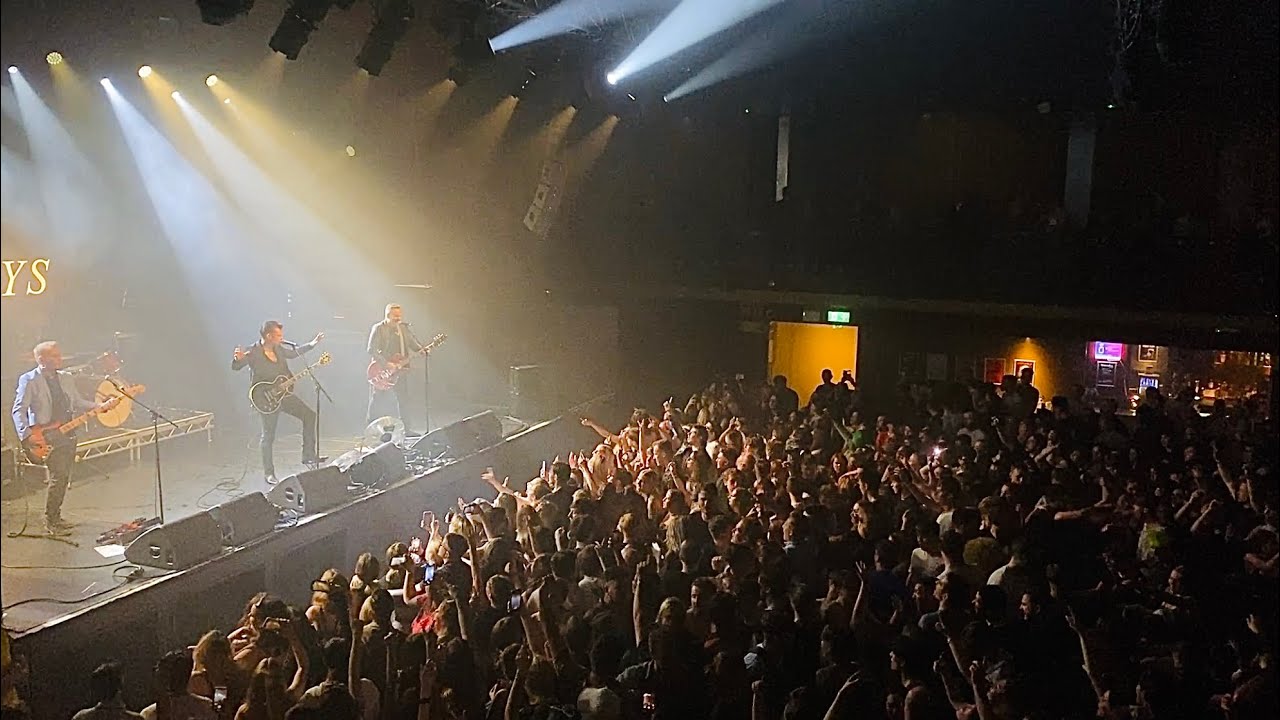 Antarctic Monkeys - I Bet You Look Good On The Dancefloor. Live at ...