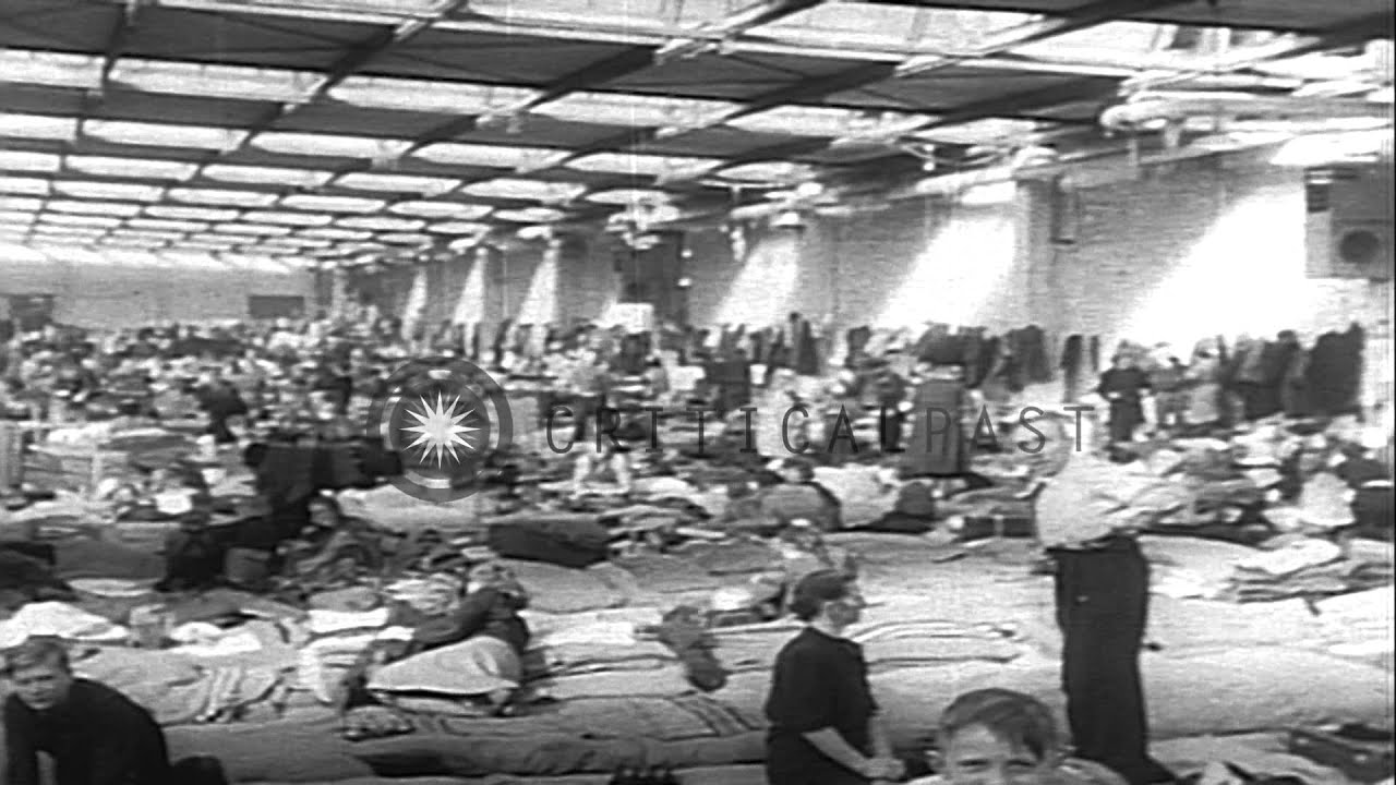 Thousands of Eastern Germans cross the border to enter Berlin in West ...