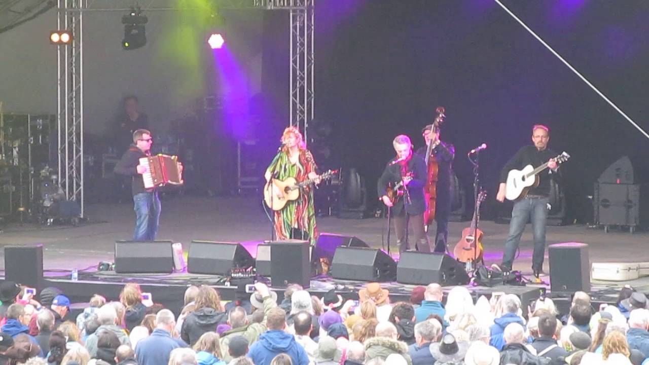 It's Got To Be Perfect, Eddie Reader at Looe 2016 - YouTube