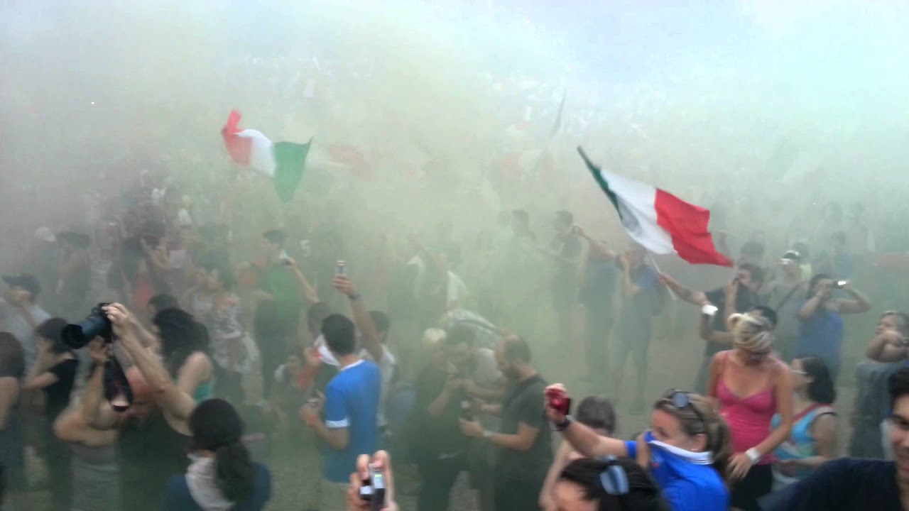 Euro2012: 700 thousand people in Rome singing the Italian hymn - YouTube