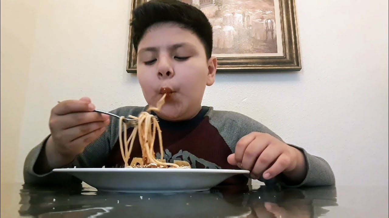 Eating spaghetti delicioso | Joseph - YouTube