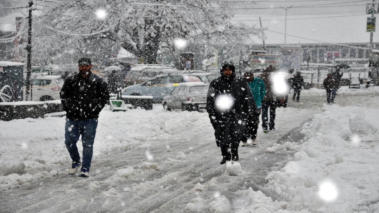 Snowfall at Pahalgam - YouTube