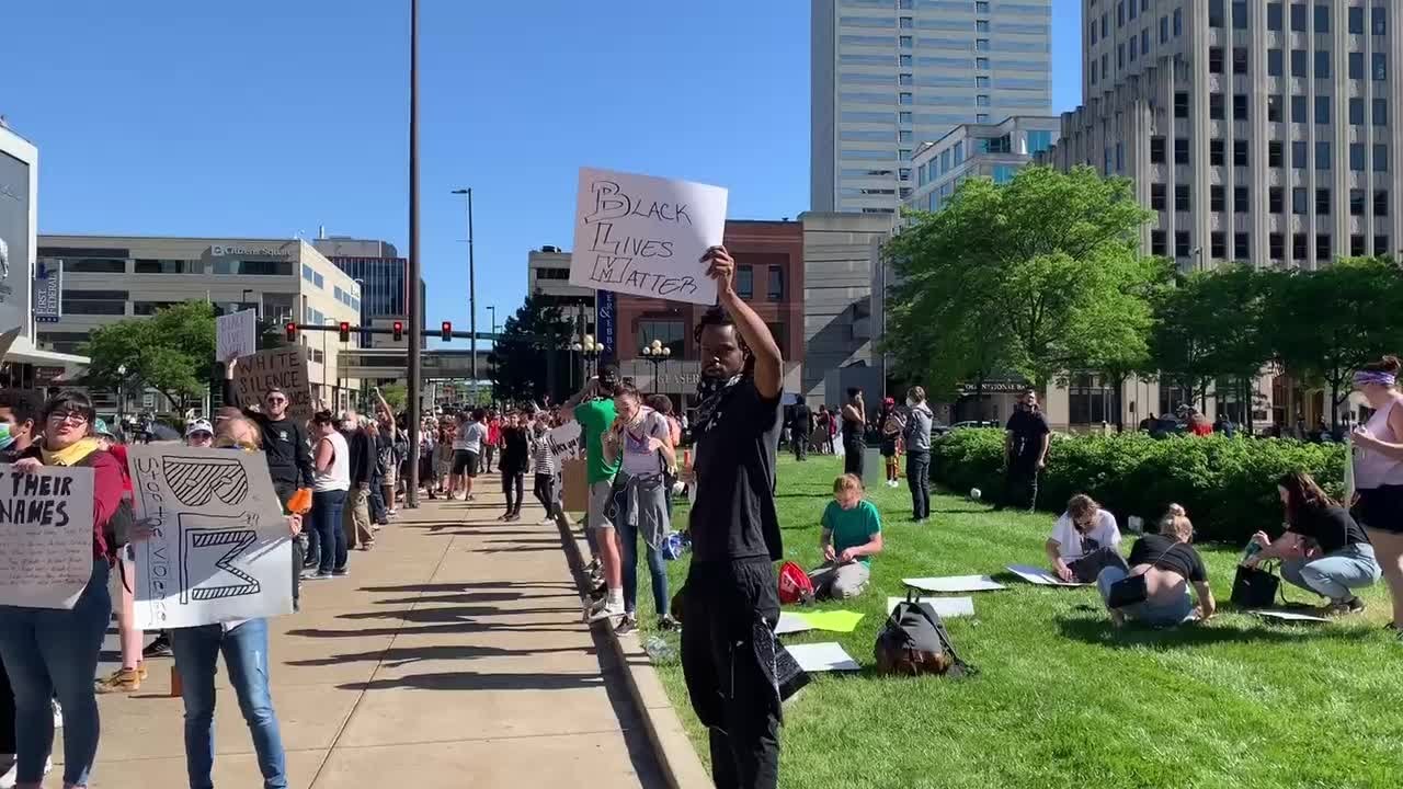 Sunday protest in downtown Fort Wayne - YouTube